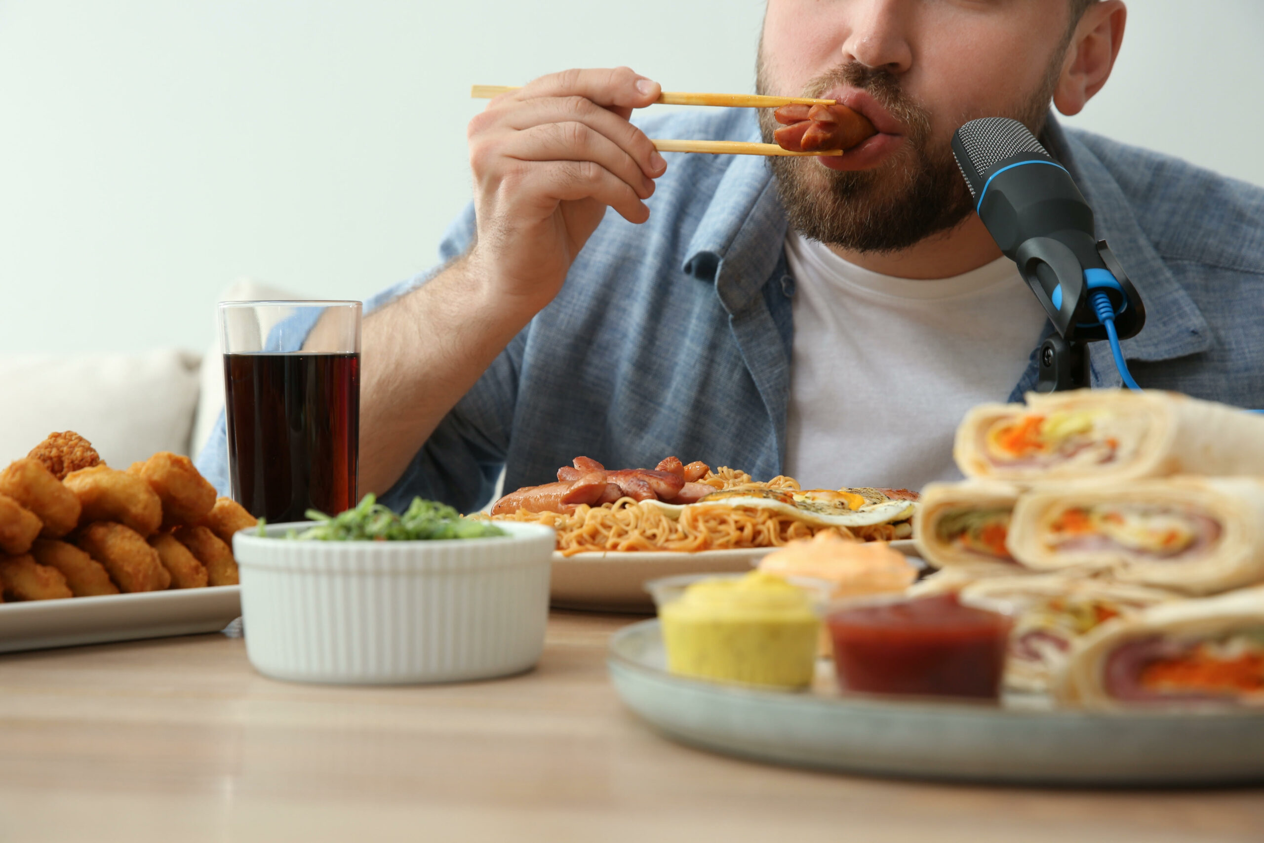 Mukbang: the phenomenon of gastronomic voyeurism - Glutto Digest